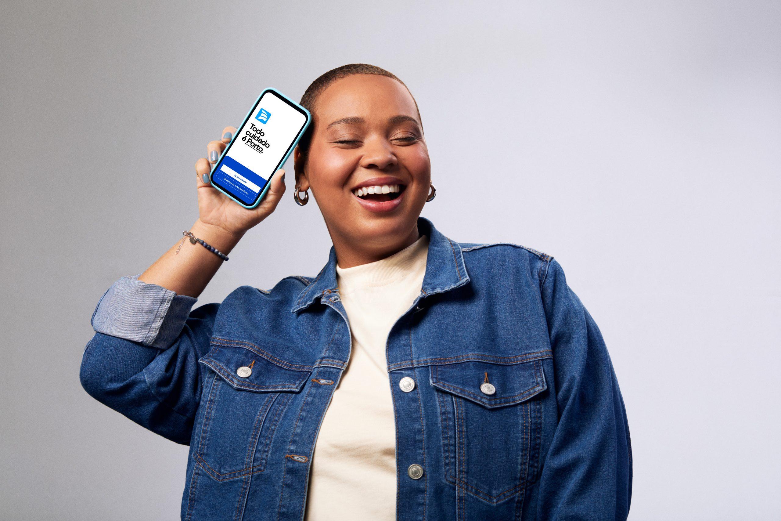 Mulher segurando celular com App Porto na tela