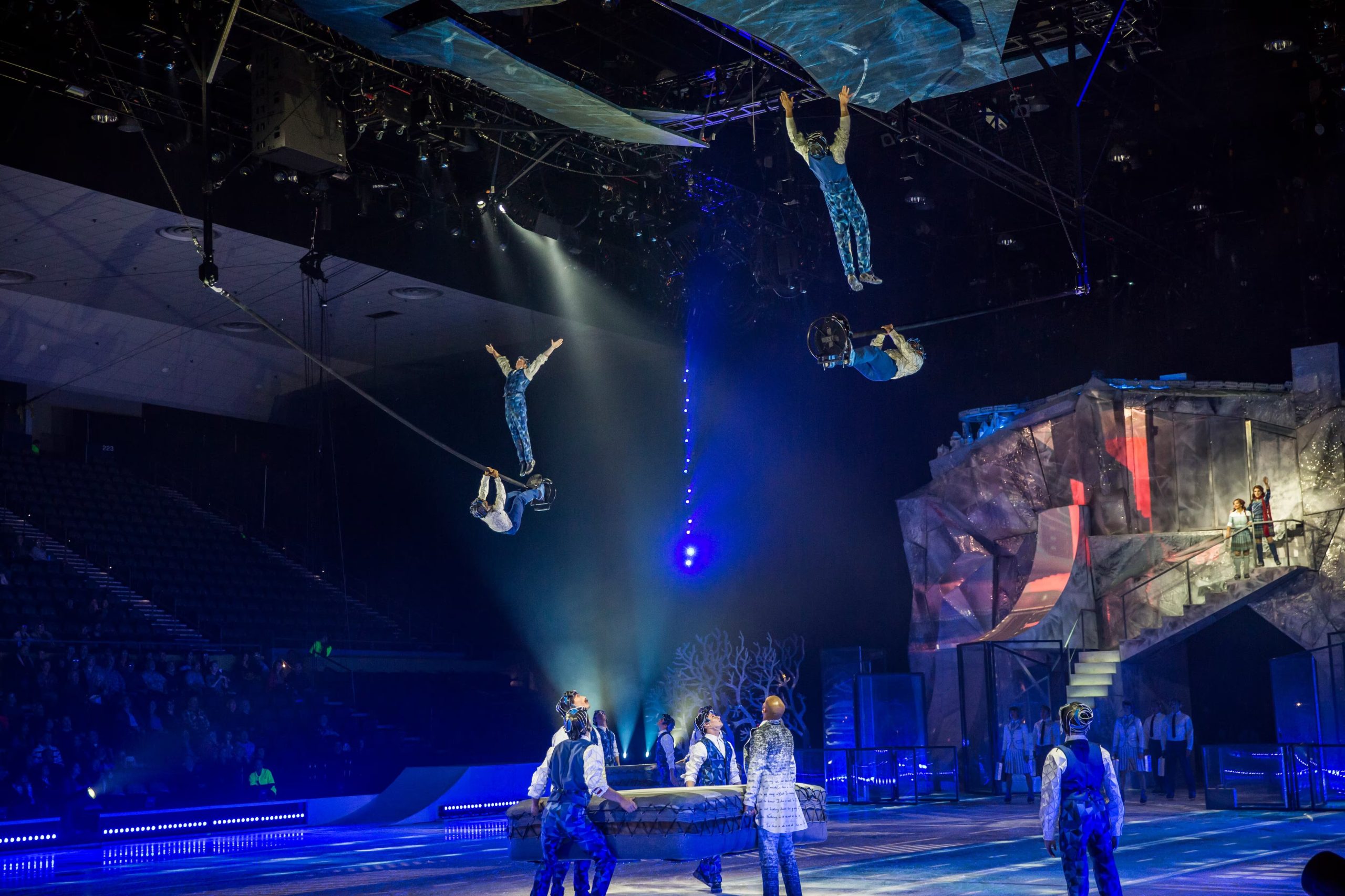 Acrobatas-em-apresentacao-do-Cirque-du-Soleil-scaled.jpg