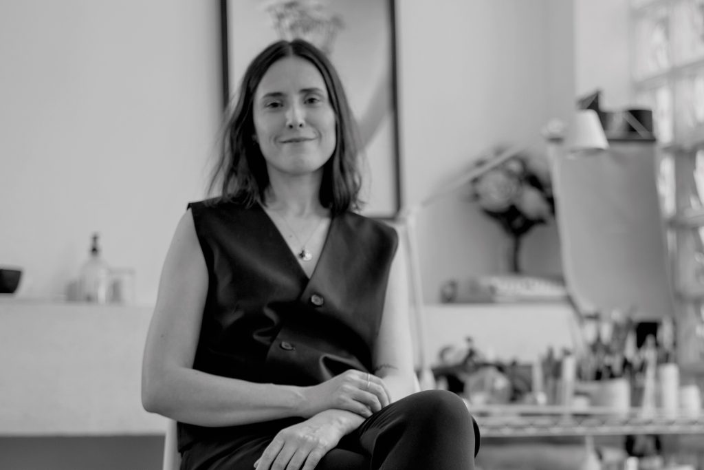 Verena Smit sentada em seu ateliê