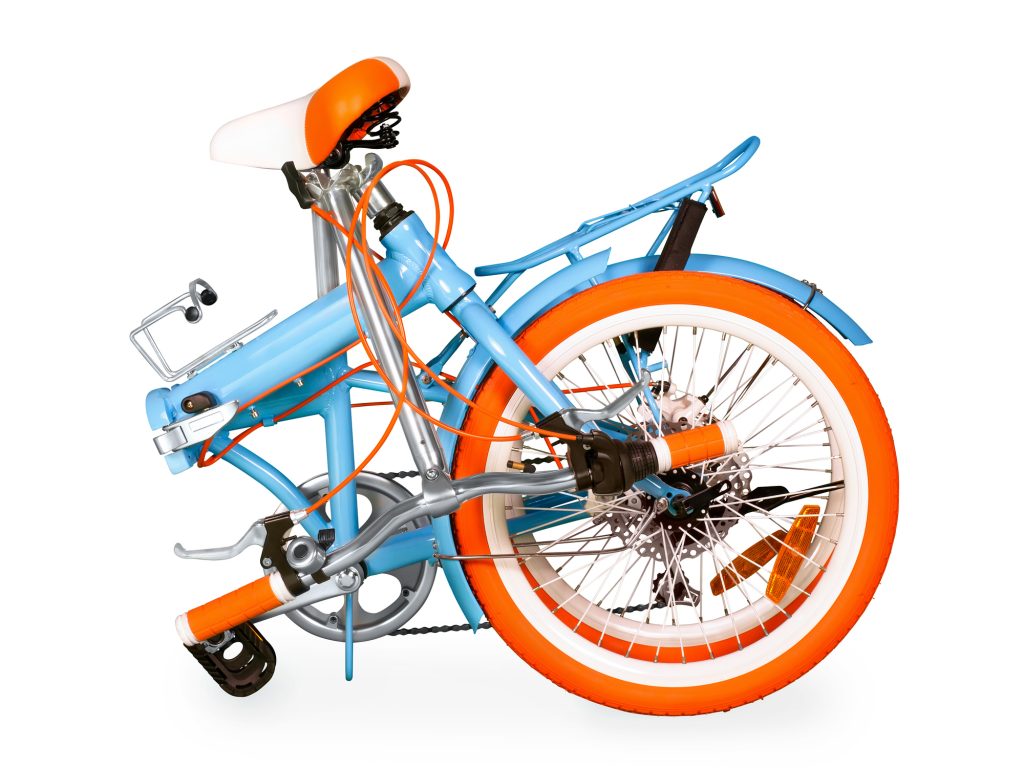 Uma bicicleta dobrável azul e laranja, centralizada na imagem.