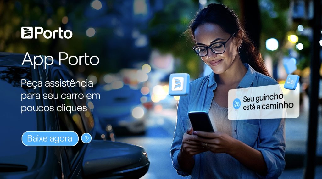 Mulher na rua ao lado de seu carro com o celular na mão enquanto ...