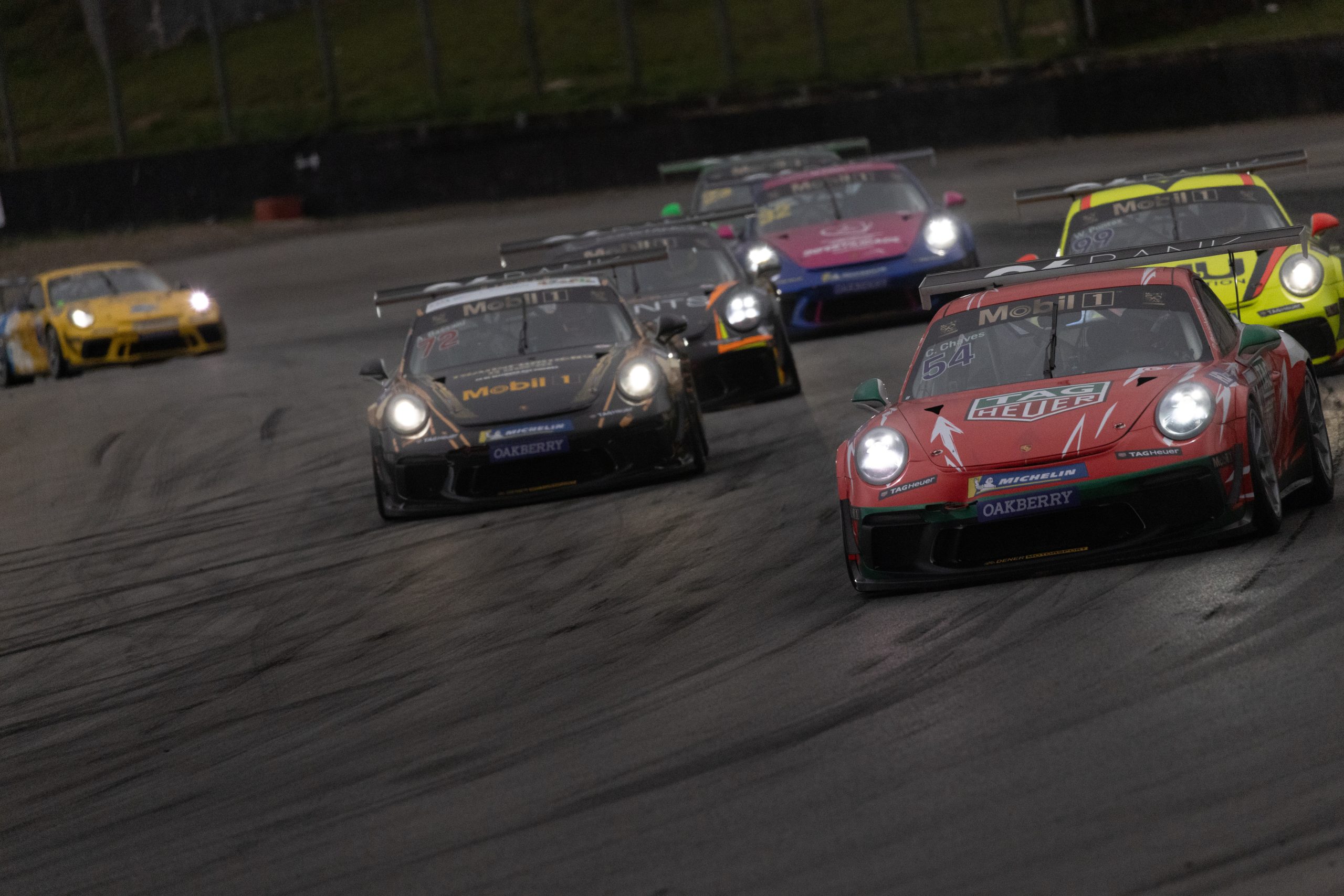 Carros-da-Porsche-Cup-capturados-de-frente-na-pista-de-corrida-scaled.jpg