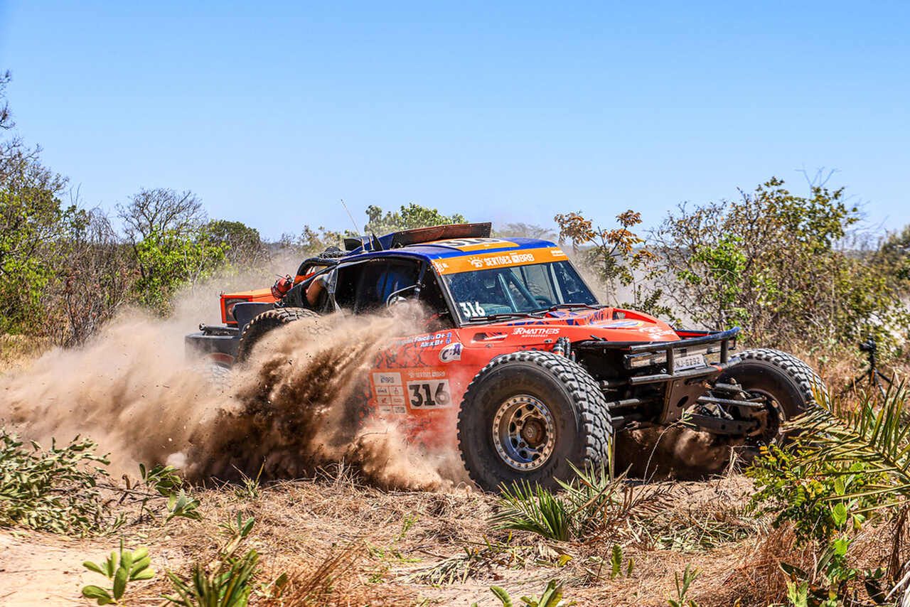 Carro-de-rally-em-meio-a-natureza-correndo-em-uma-estrada-de-terra.jpg