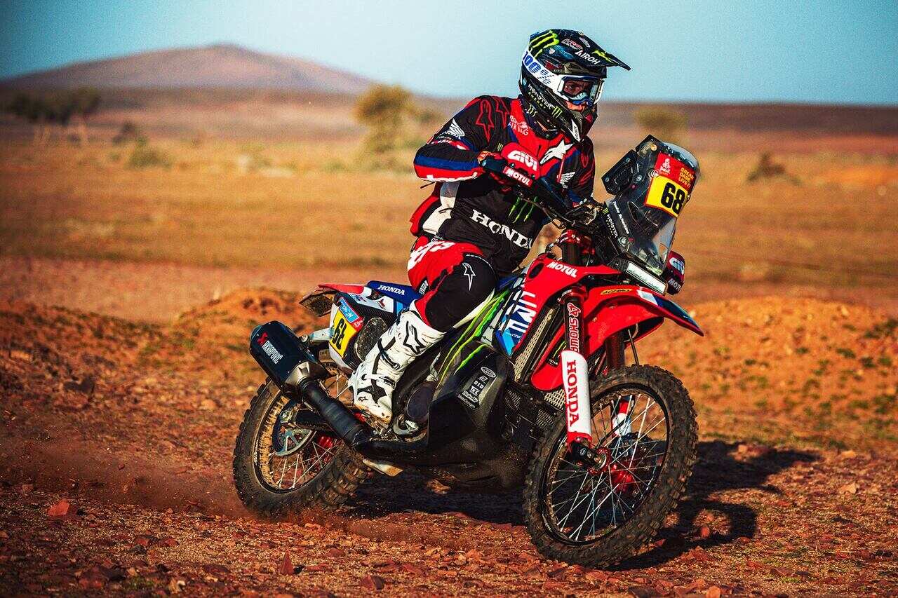 Moto-fazendo-curva-em-alta-velocidade-em-um-terreno-caracteristico-do ...